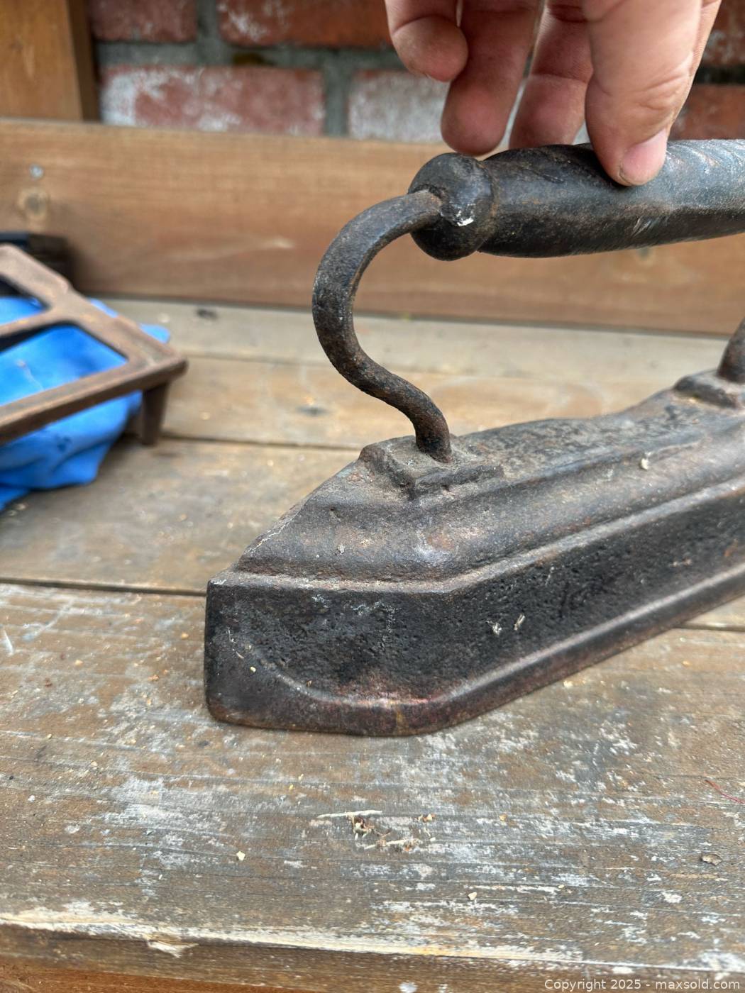 Antique cast iron sad iron | Maxsold