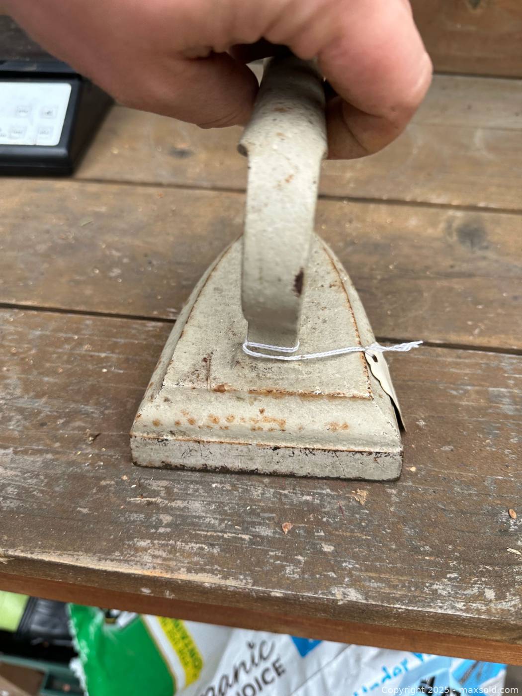 Antique 8 lb cast iron sad iron | Maxsold