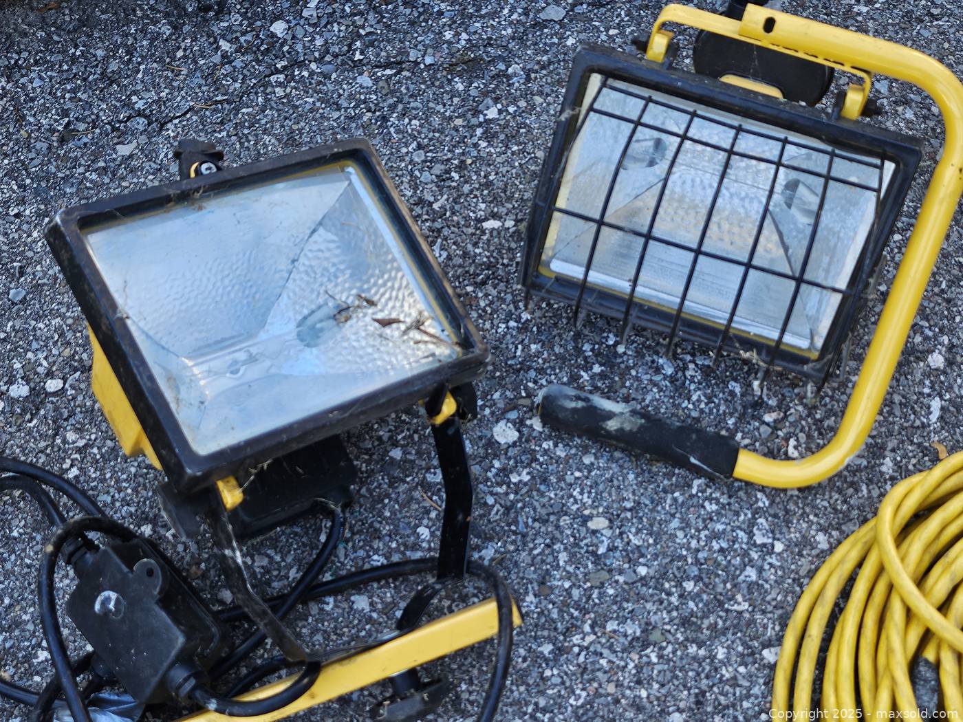 Halogen work lights and extension cord | Maxsold