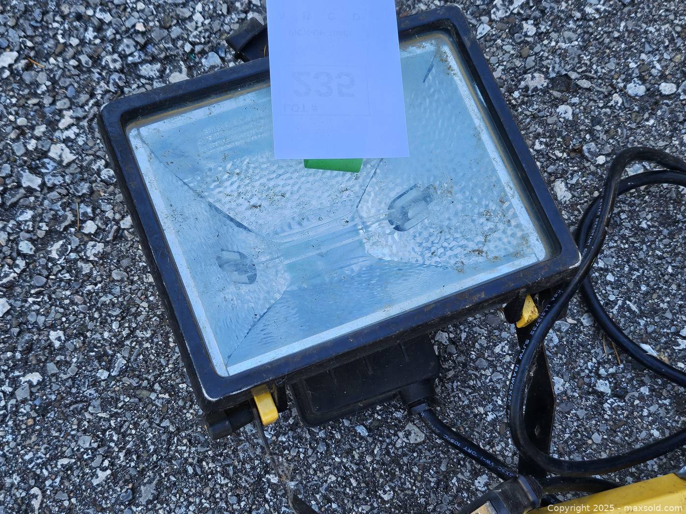 Halogen work lights and extension cord | Maxsold