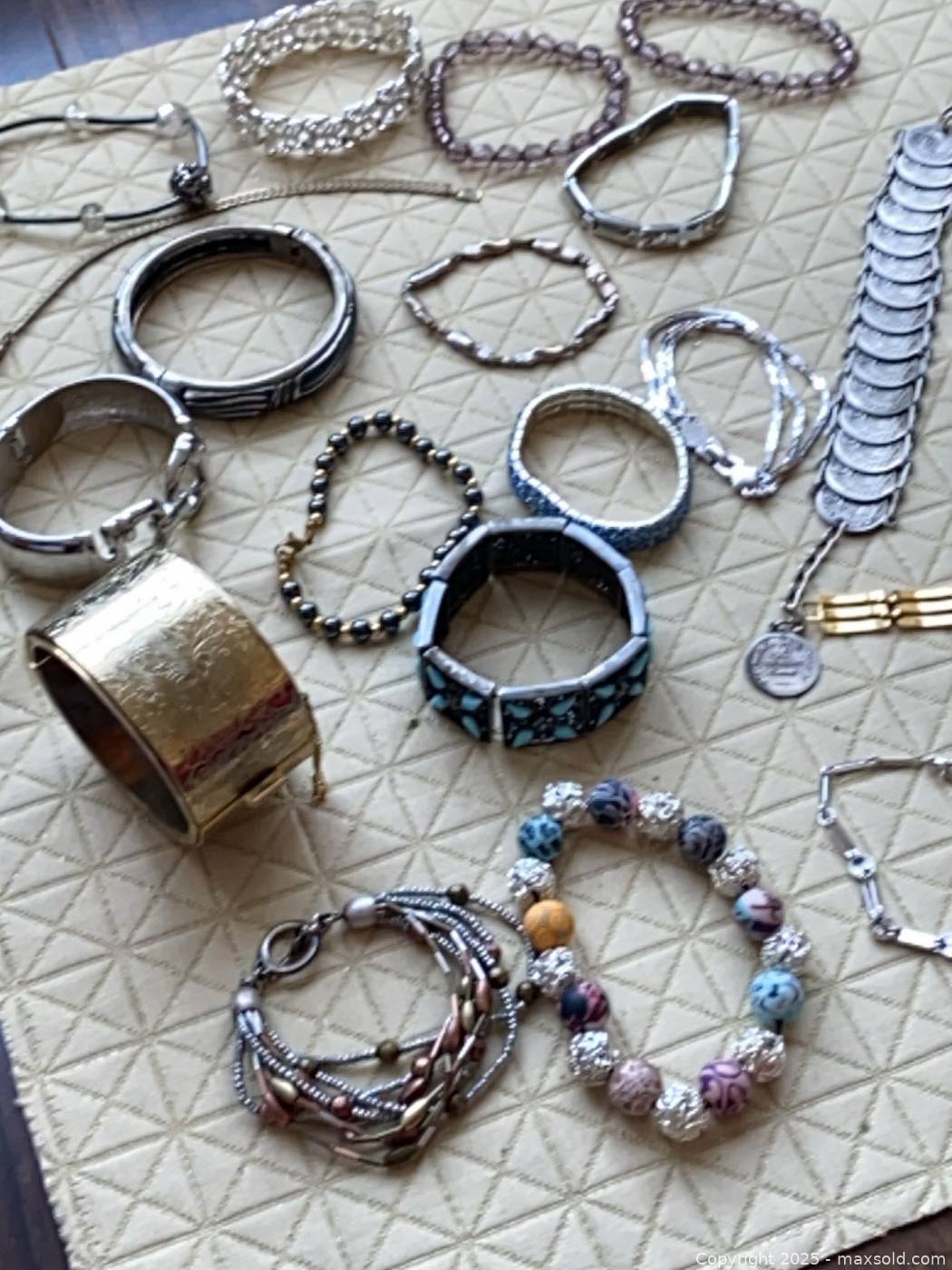 Women’s fashion bracelet assortment ~20 pcs | Maxsold