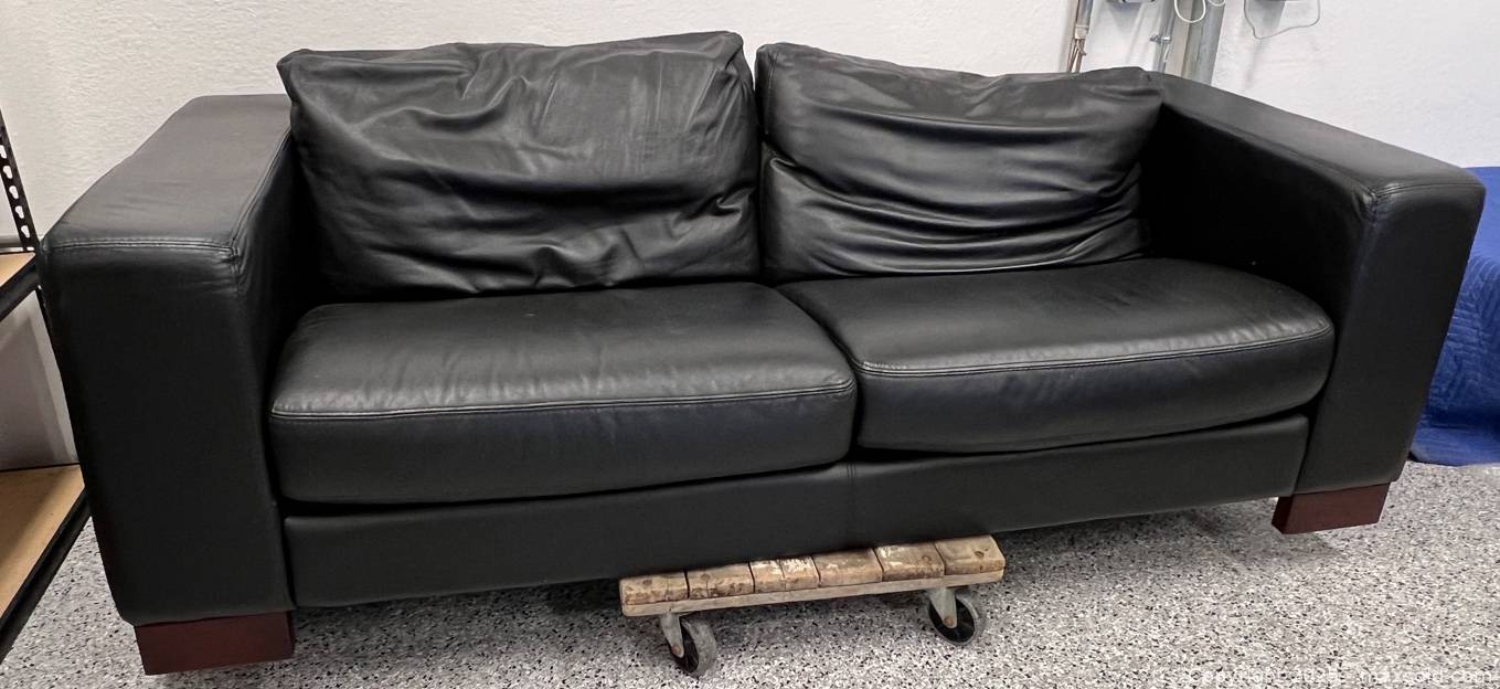 DeCoro black leather sofa 83x39x26 in | Maxsold