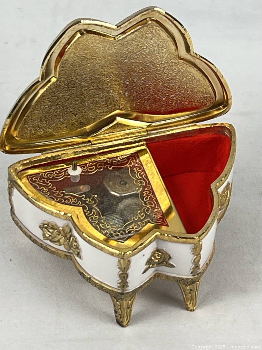 Porcelain Music and Trinket Boxes, 3pcs | Maxsold