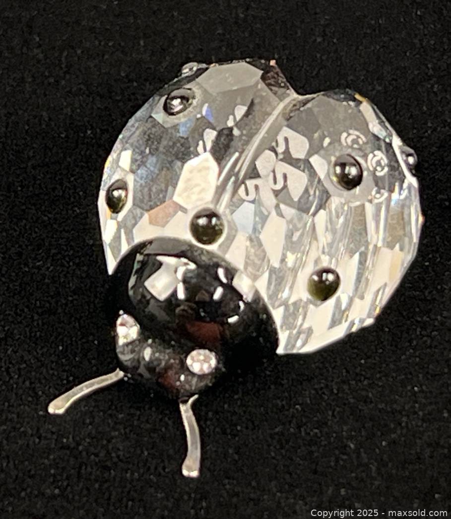Swarovski crystal ladybug figurine and cube quartz clock | Maxsold