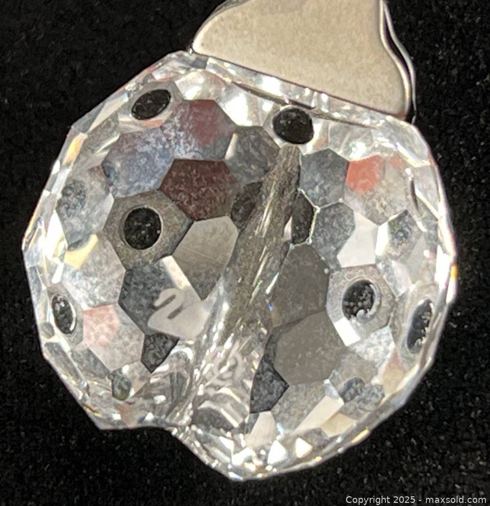 Swarovski crystal ladybug figurine and cube quartz clock | Maxsold
