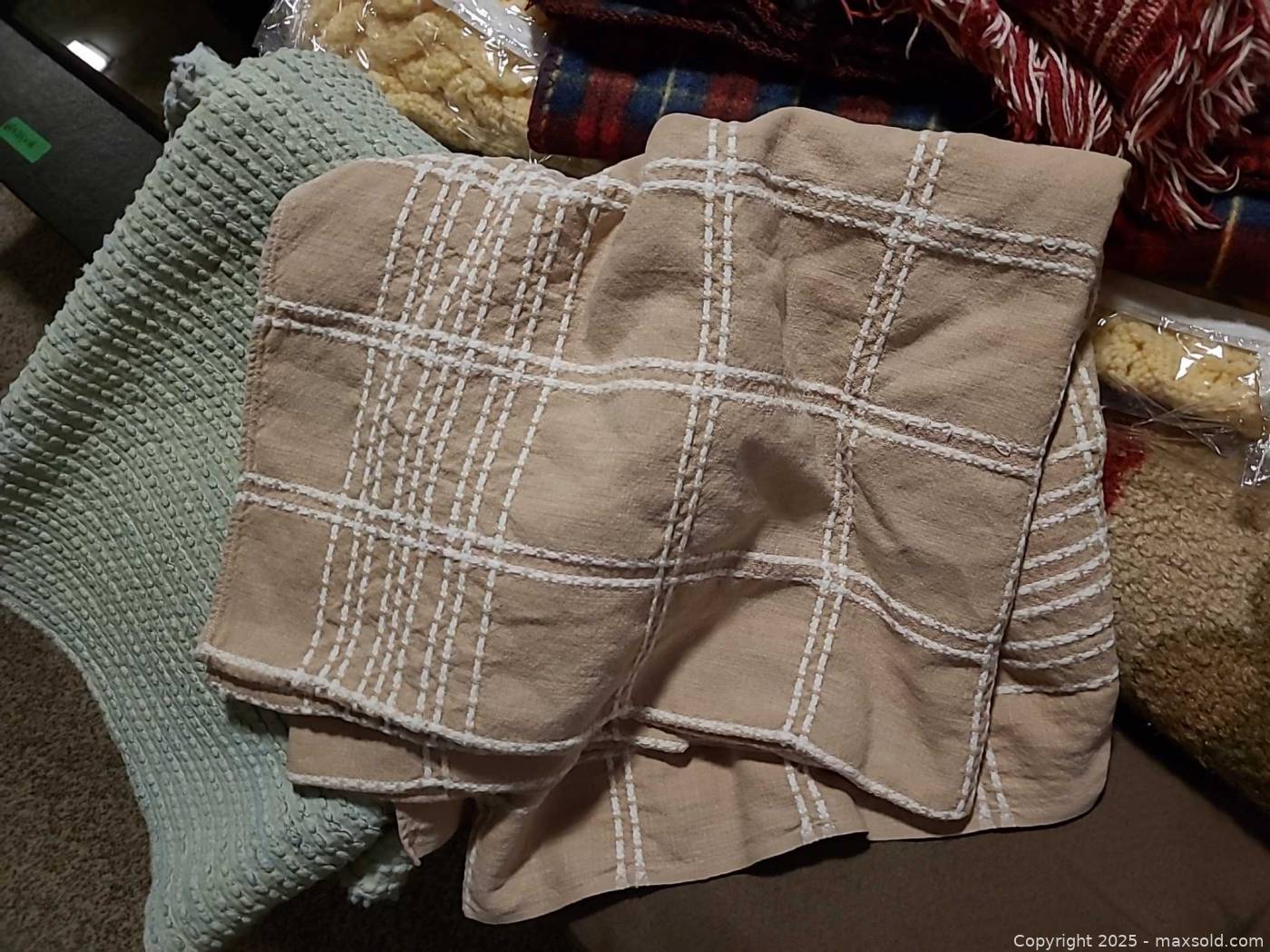 Assorted blankets, throws and small rugs | Maxsold