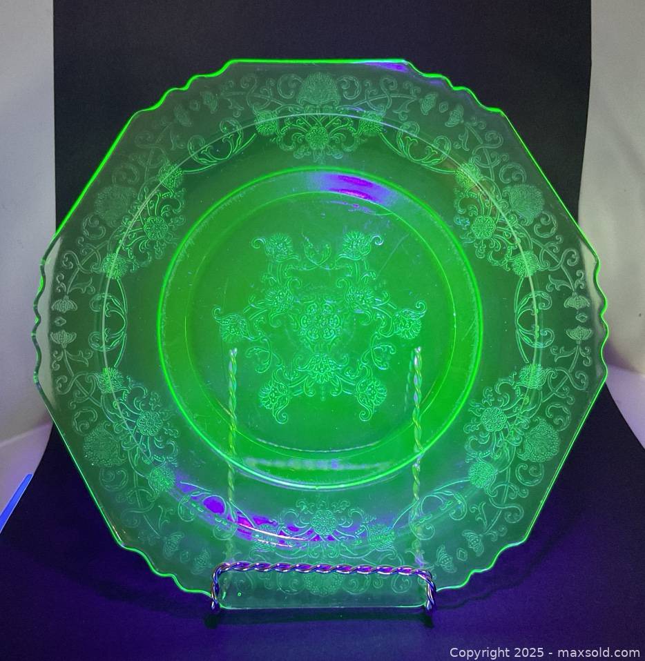 10" Uranium Glass Cake Plate | Maxsold