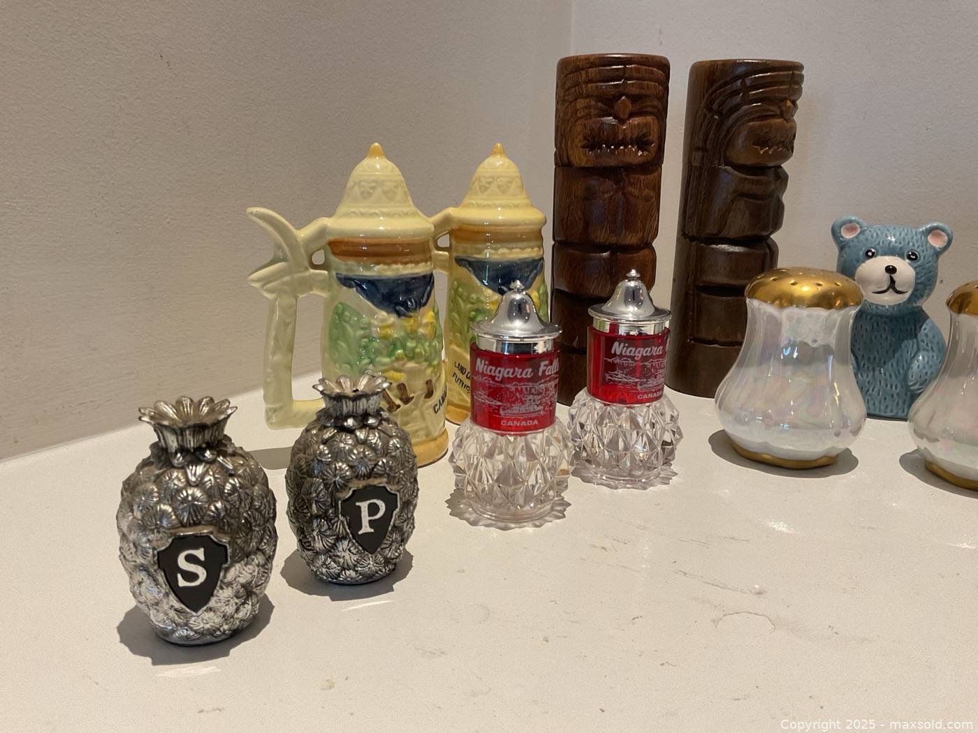 7 novelty salt & pepper shaker sets | Maxsold