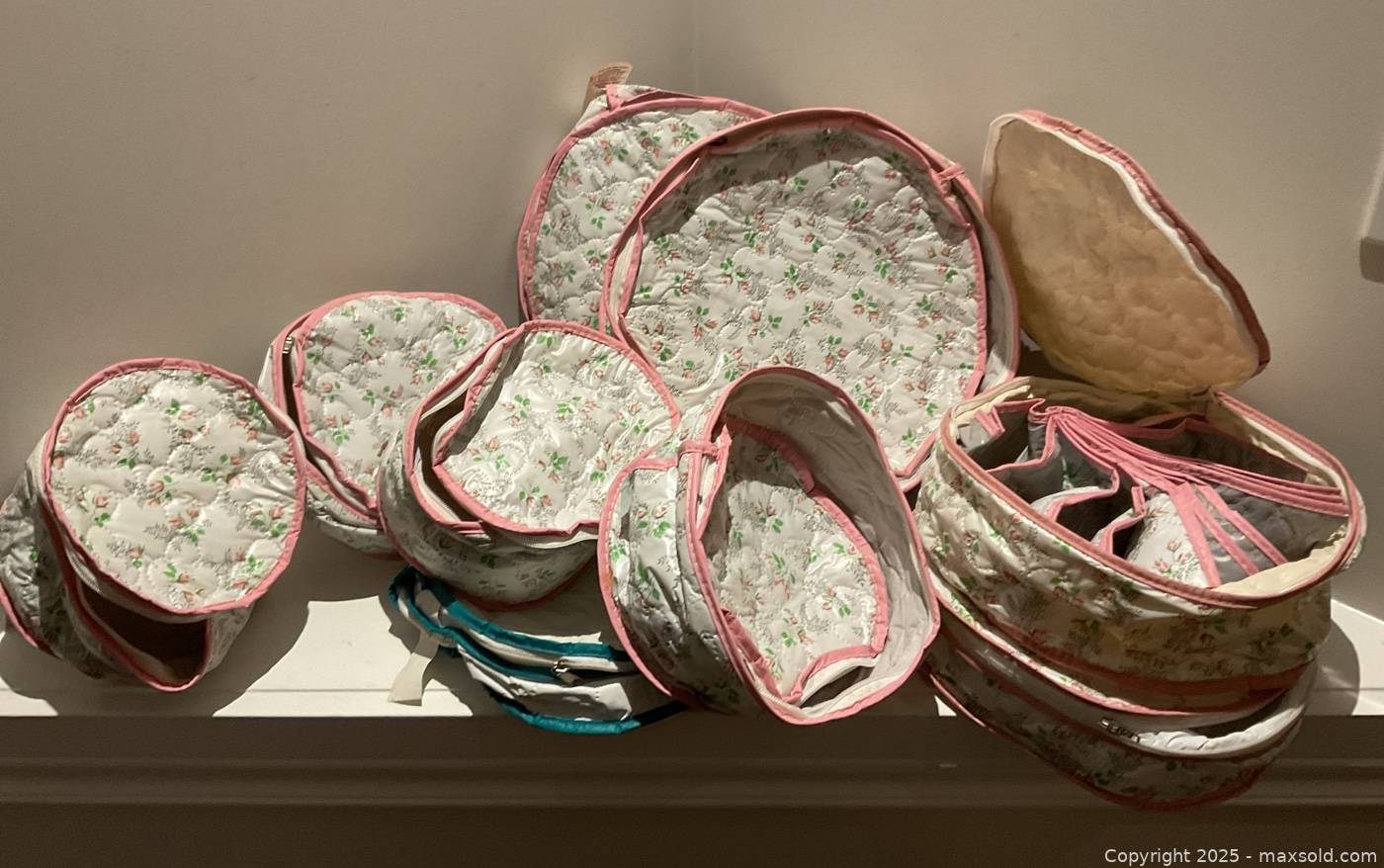 Quilted china storage protectors, approx. 10 pcs | Maxsold