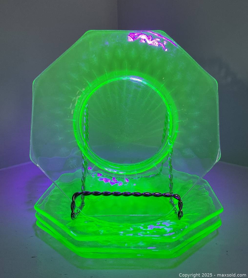 Set of 4 uranium glass octagonal dishes | Maxsold