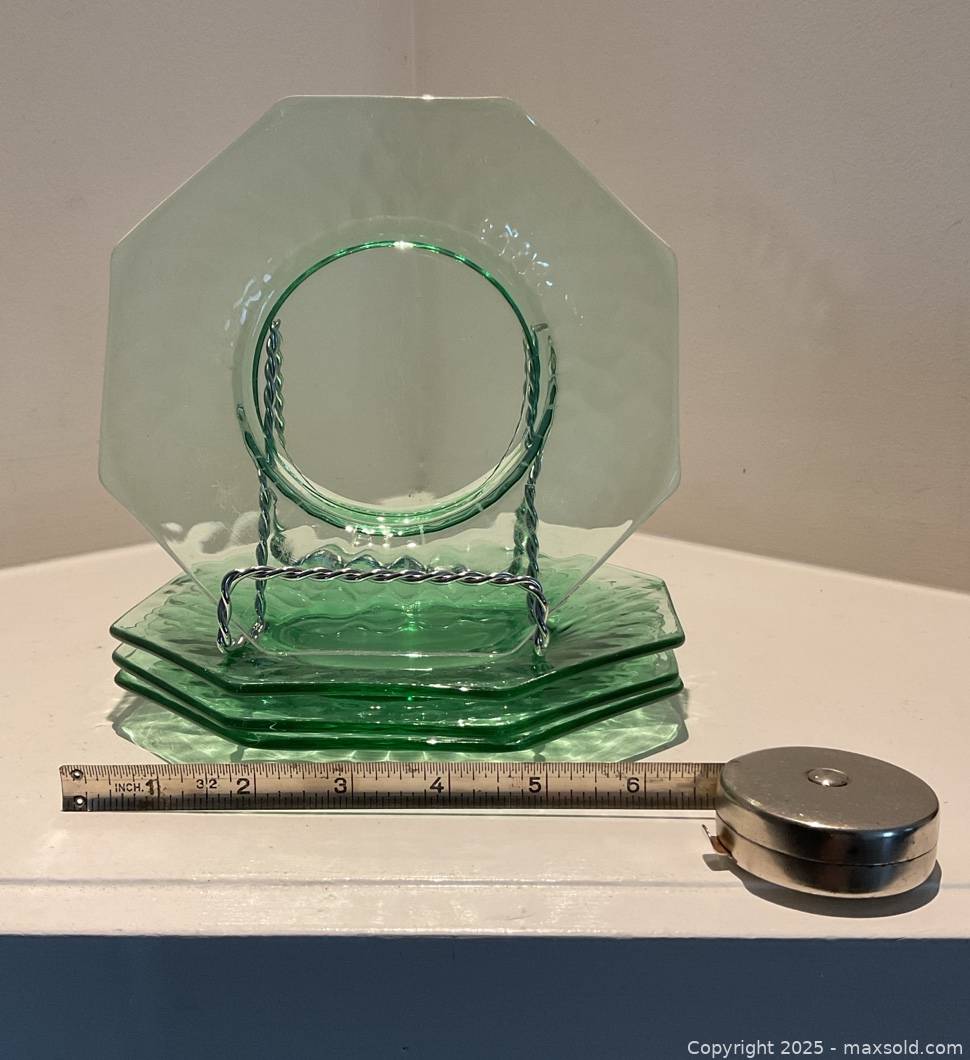 Set of 4 uranium glass octagonal dishes | Maxsold