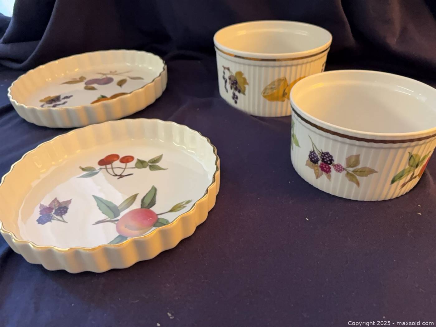 Royal Worcester Evesham porcelain dishes | Maxsold