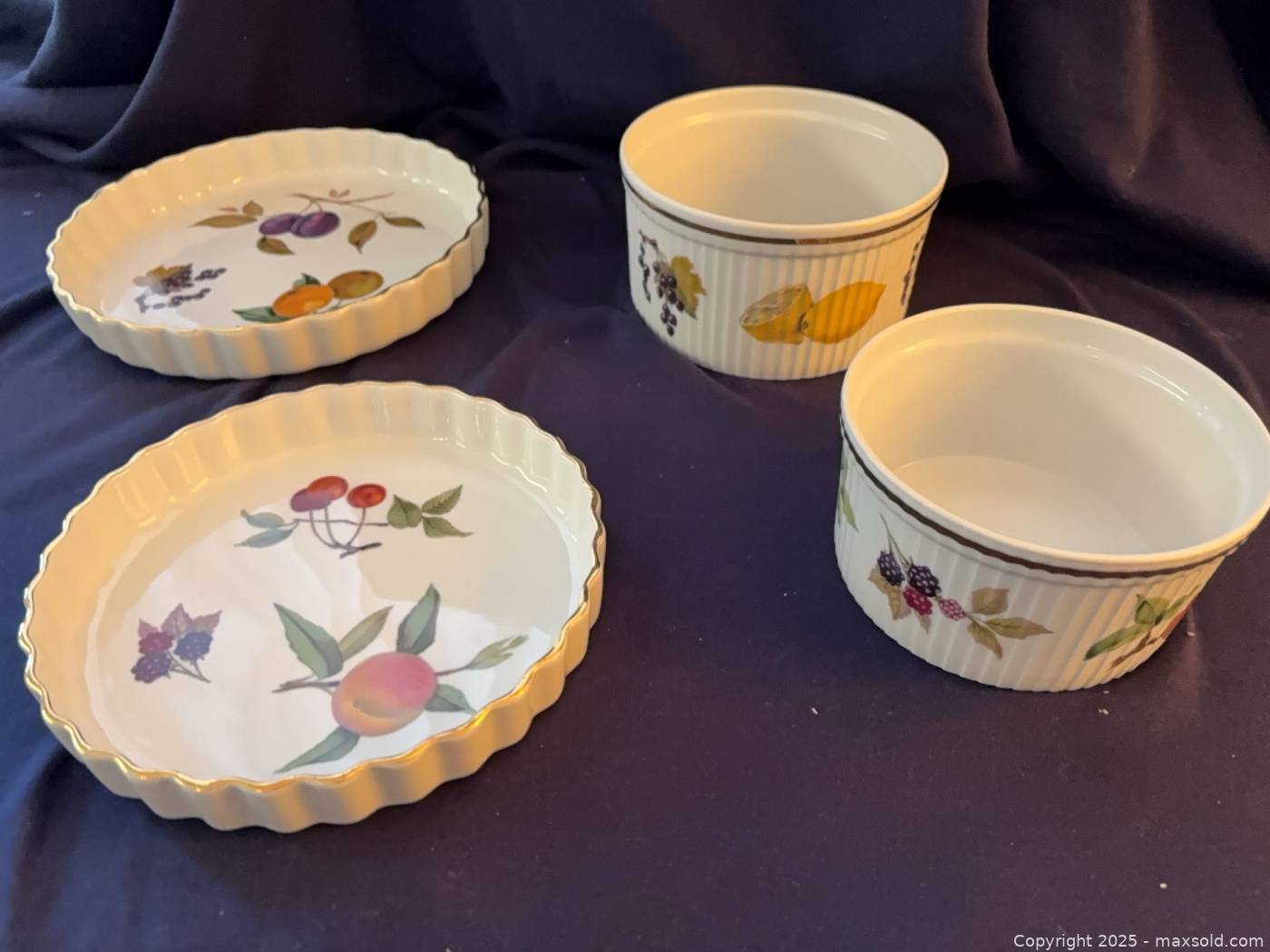 Royal Worcester Evesham porcelain dishes | Maxsold
