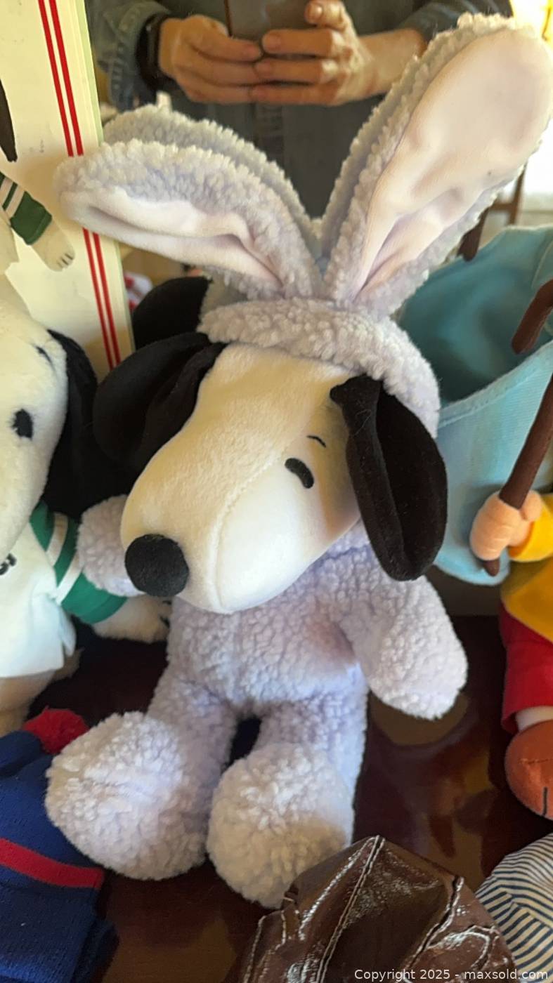 Snoopy plush collection with talking Linus | Maxsold