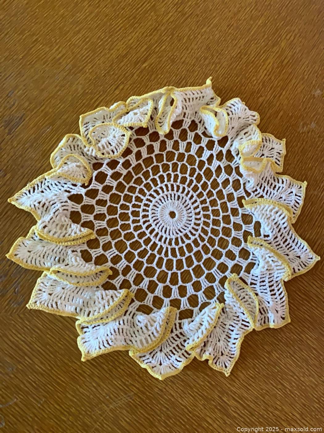 Assorted vintage crocheted doilies | Maxsold