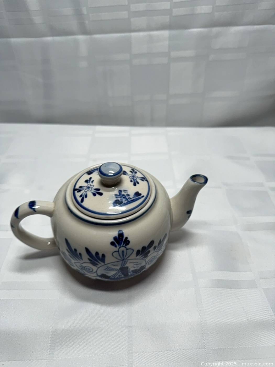 Delft blue ceramic teapot with lid | Maxsold