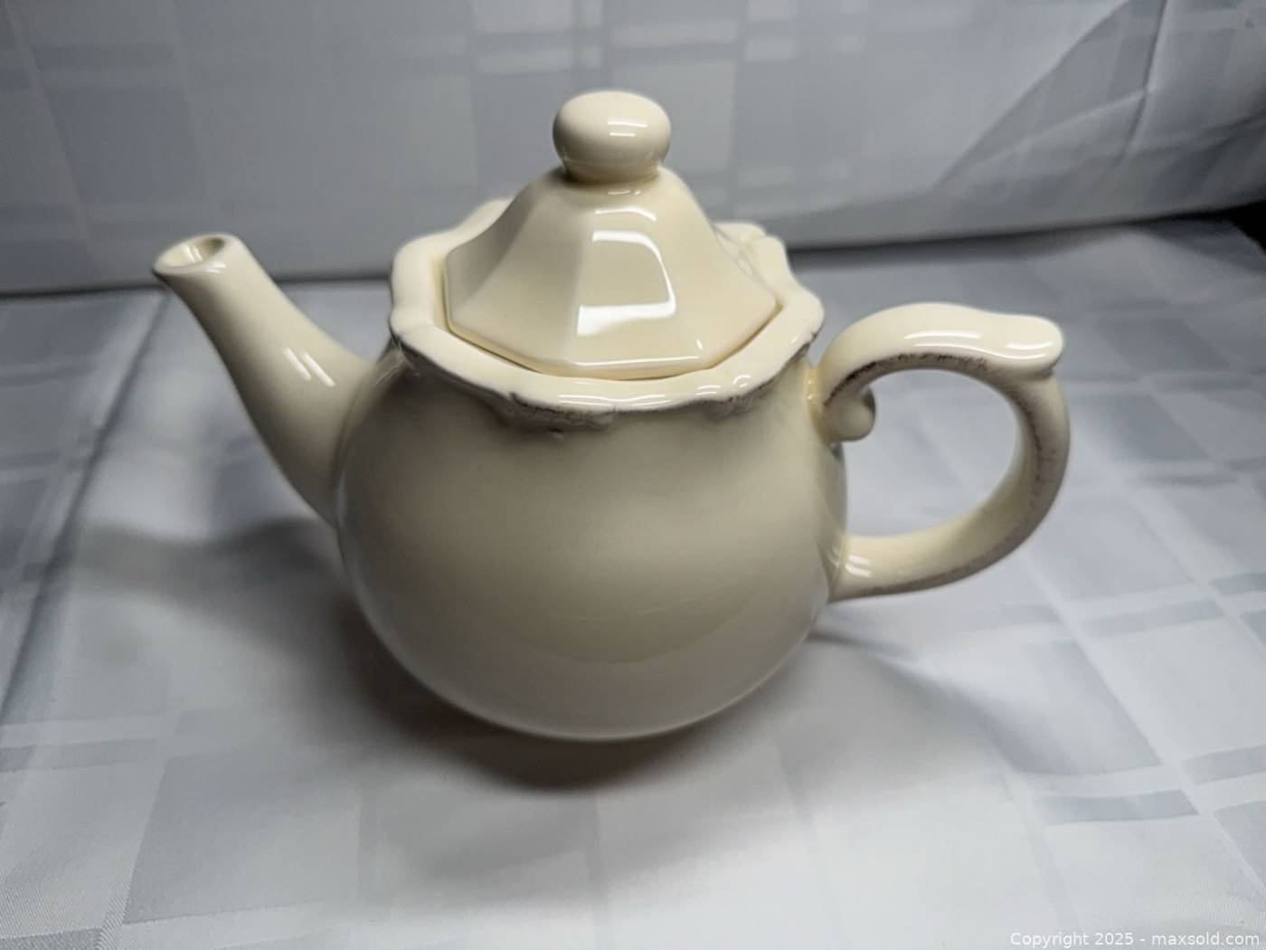 Cream glazed ceramic teapot with lid | Maxsold