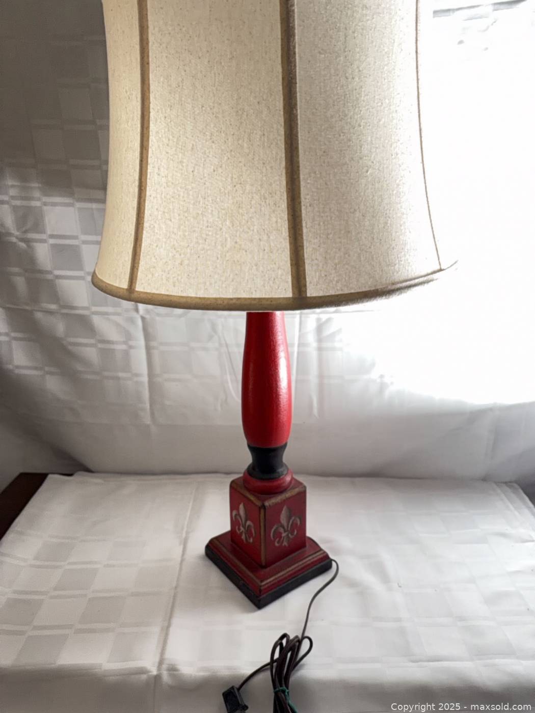 Painted wood table lamp with shade | Maxsold