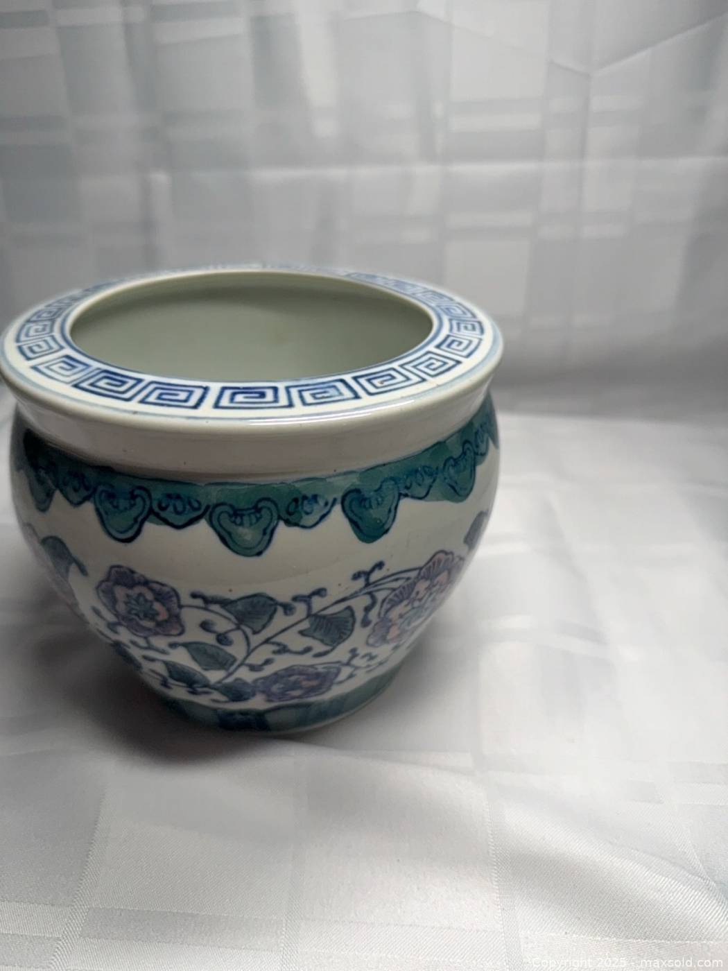 Small porcelain cachepot planter | Maxsold