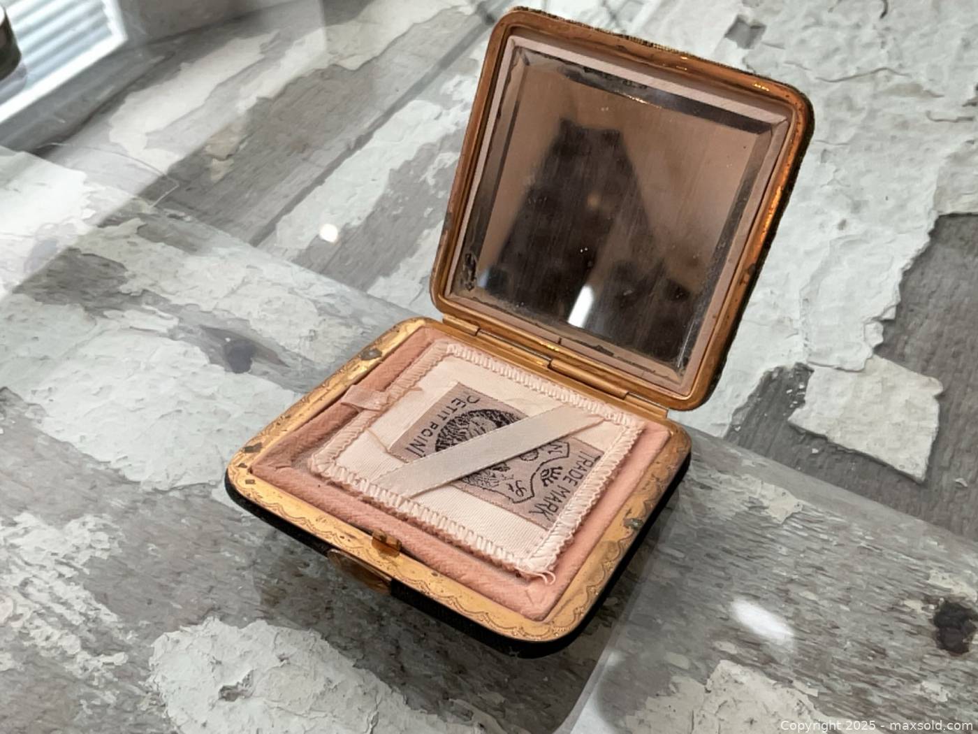 Vintage petit point mirrored powder compact | Maxsold