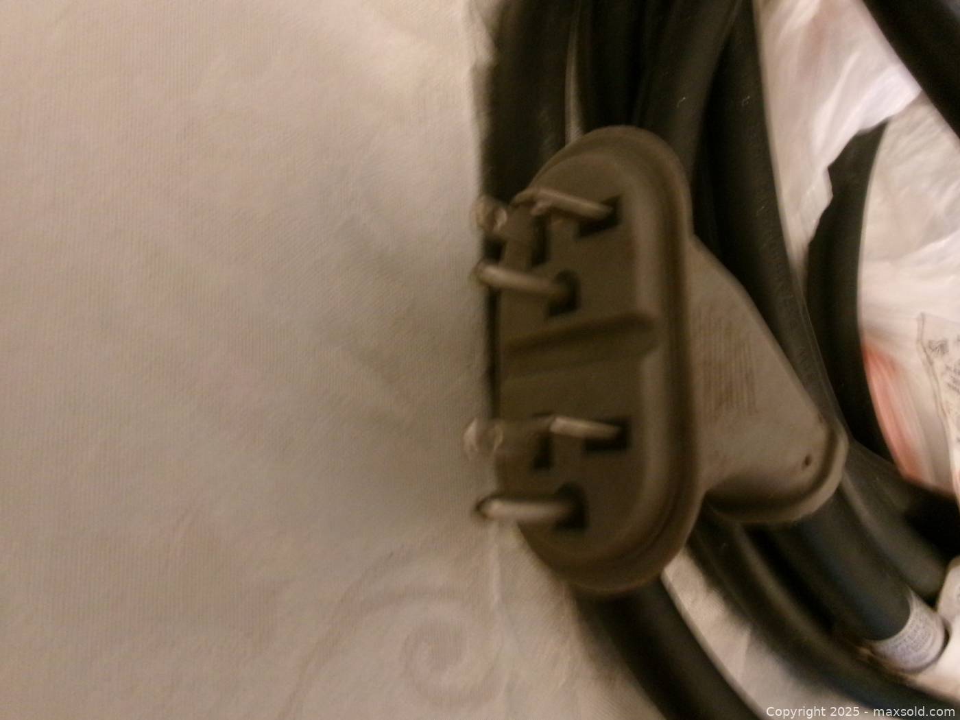 24-ft heavy duty quad-tap extension cord | Maxsold