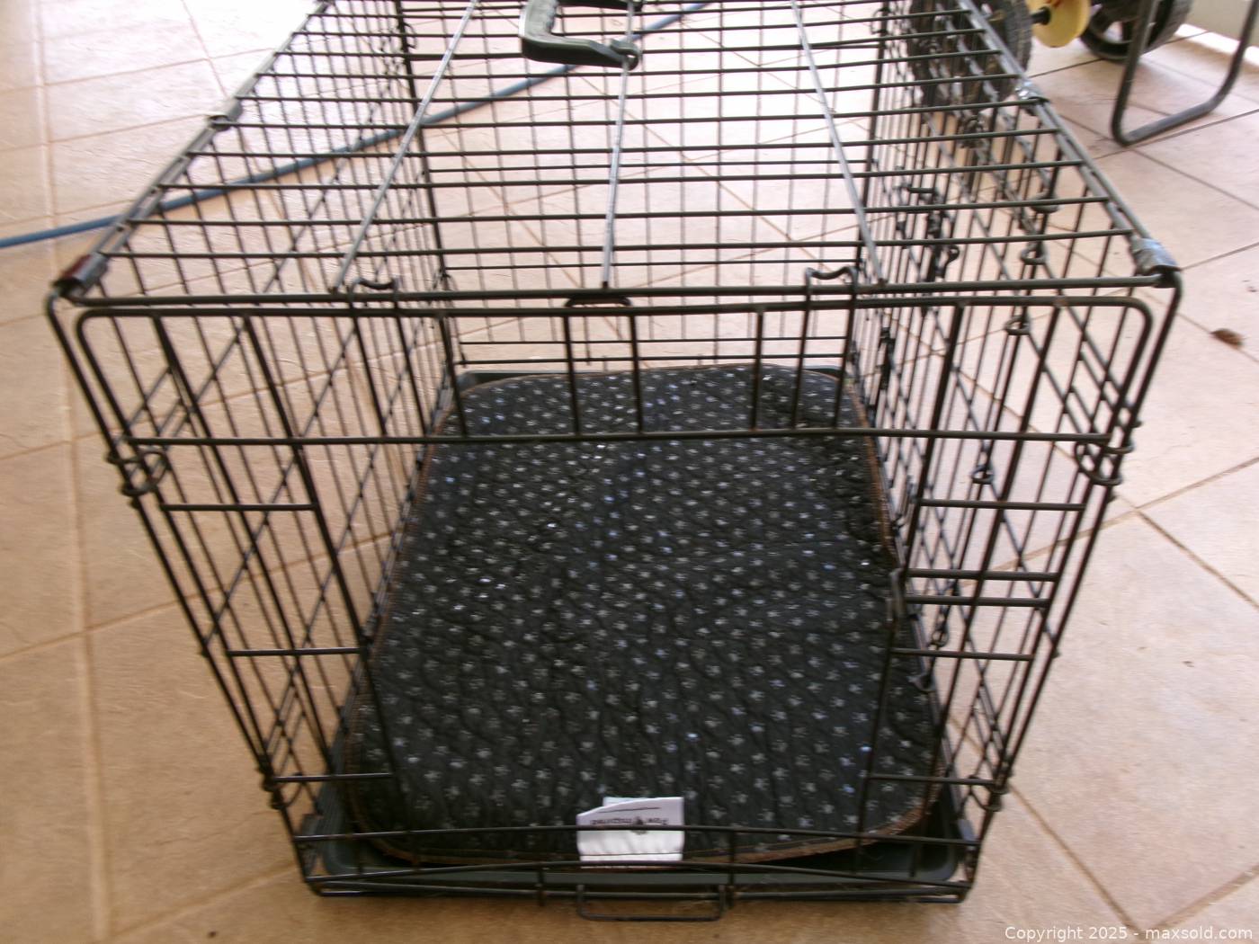Small wire dog crate with pad | Maxsold