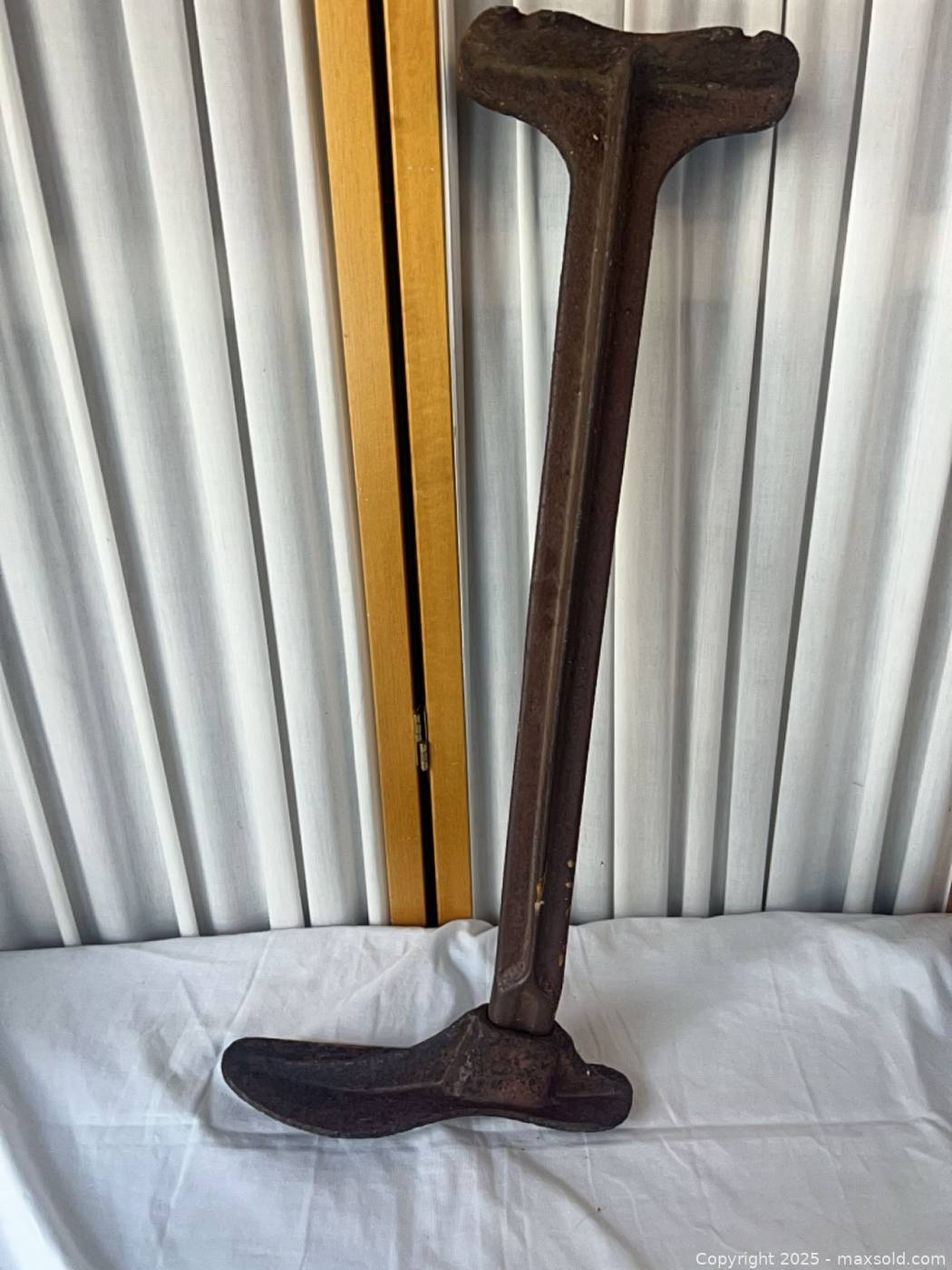 Cast iron cobbler shoe repair stand | Maxsold