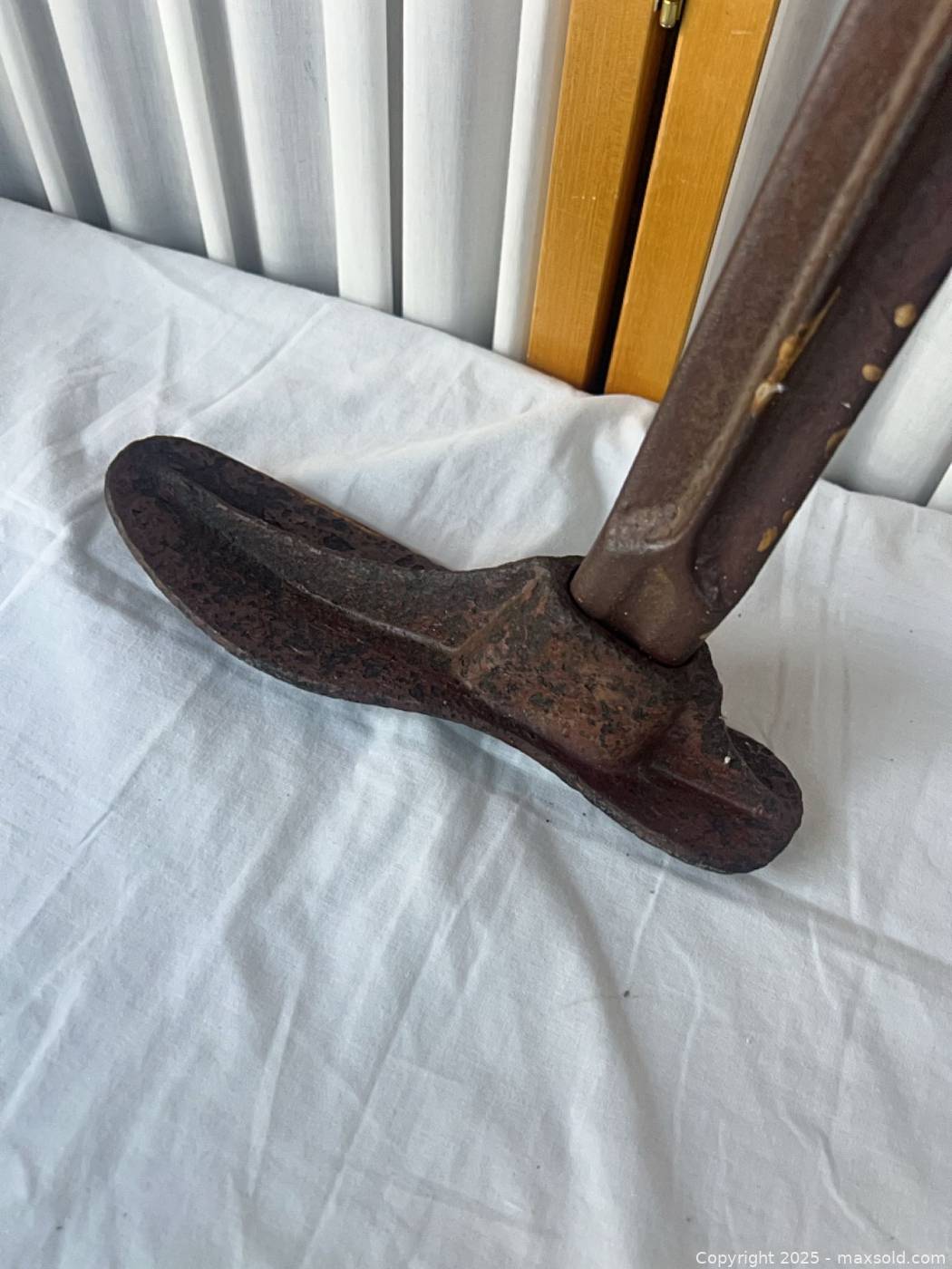 Cast iron cobbler shoe repair stand | Maxsold