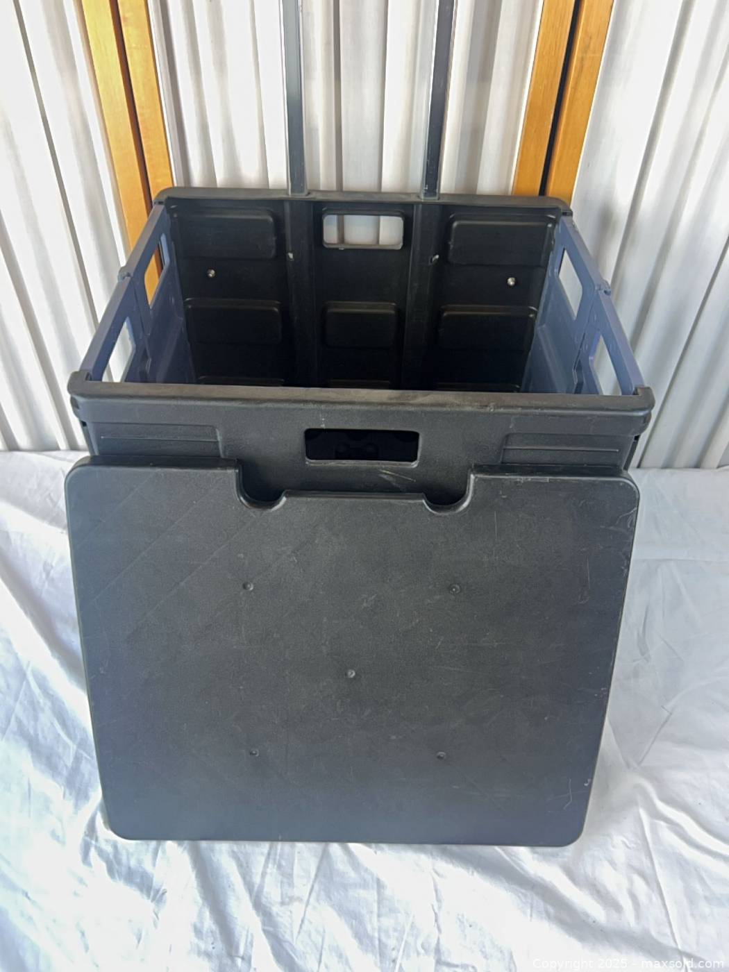 Precise collapsible rolling crate with lid | Maxsold