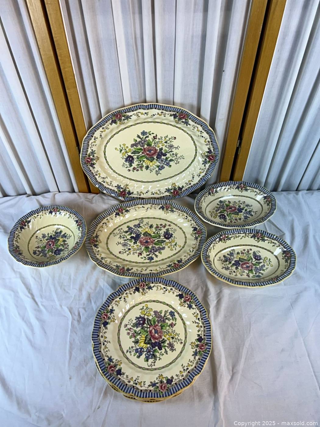 Royal Doulton Vernon platter with 5 dinner plates | Maxsold