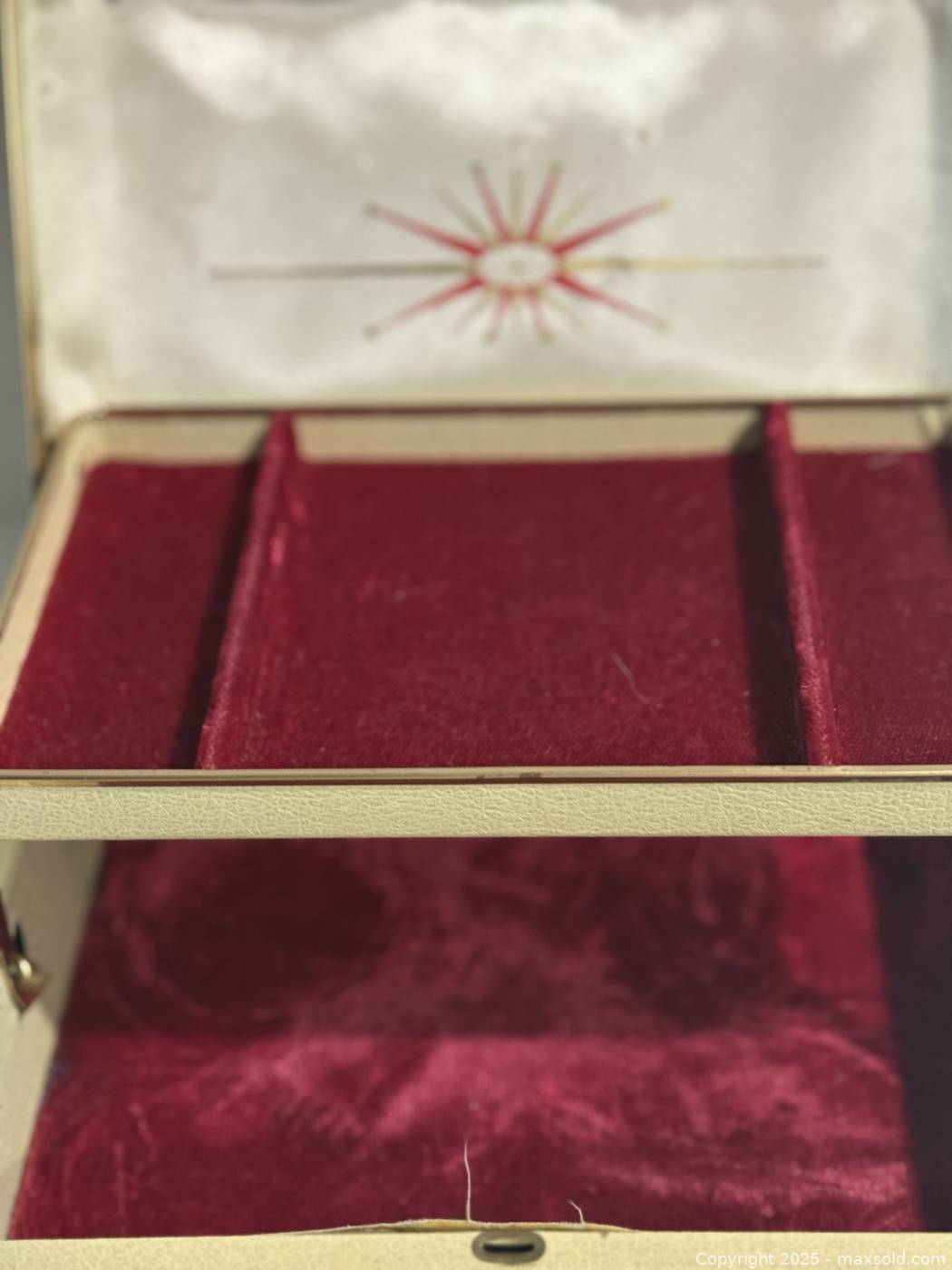 Vintage atomic jewelry box & jewelry | Maxsold
