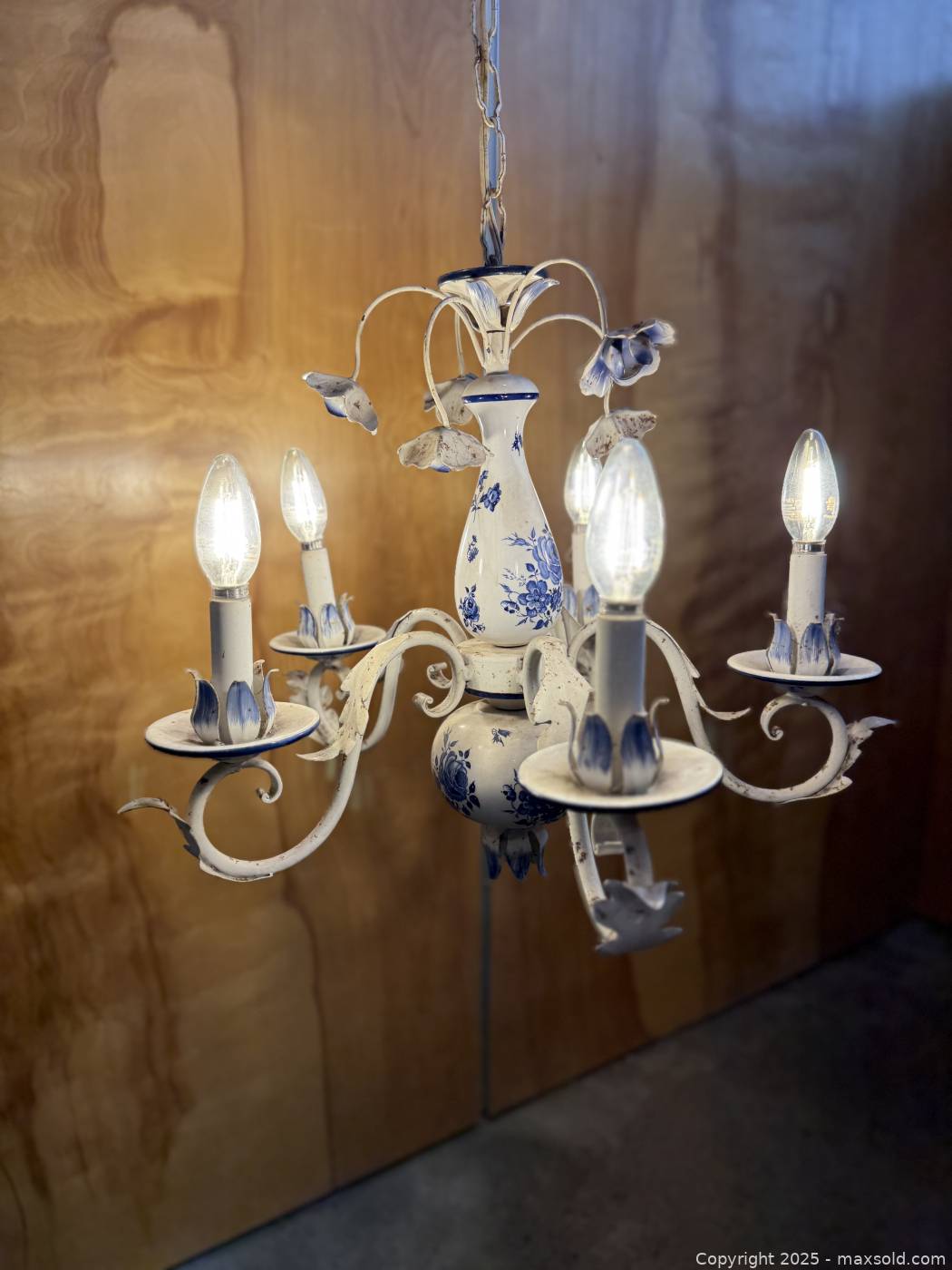 Delft-style five-arm porcelain chandelier | Maxsold