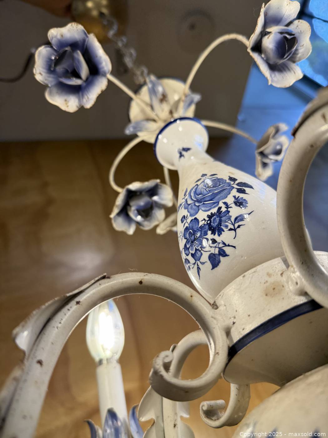 Delft-style five-arm porcelain chandelier | Maxsold