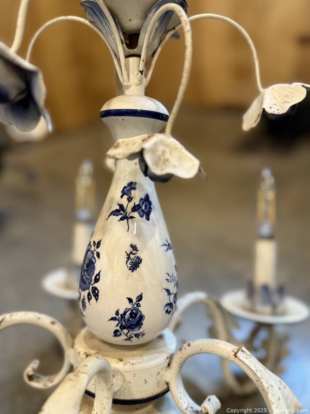 Delft-style five-arm porcelain chandelier | Maxsold