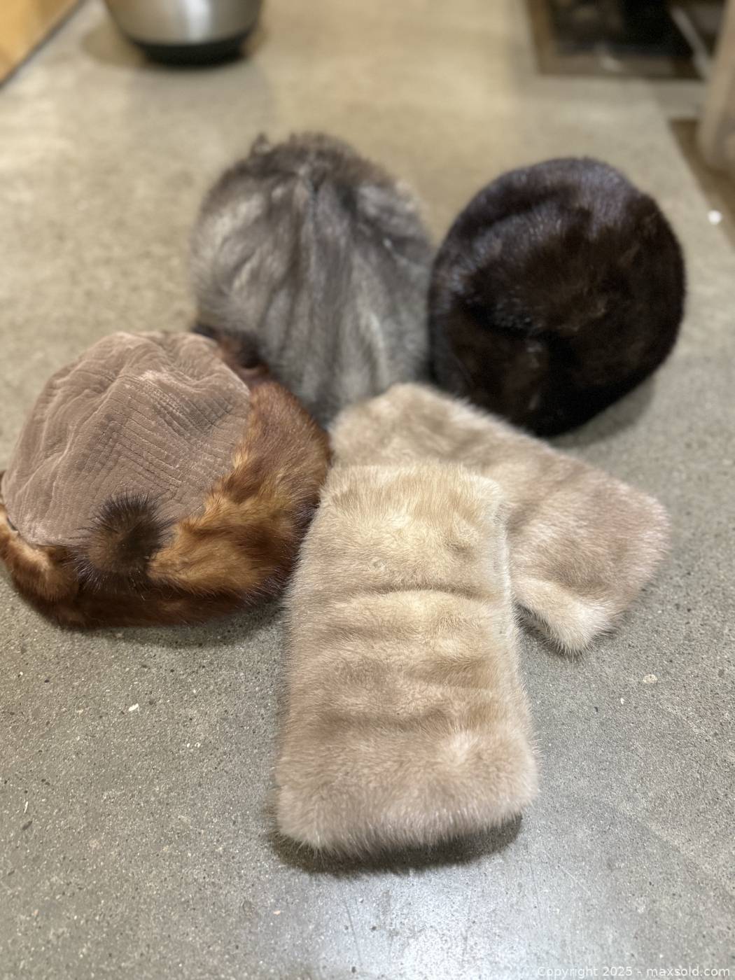 Vintage mink fur hats and cuffs | Maxsold