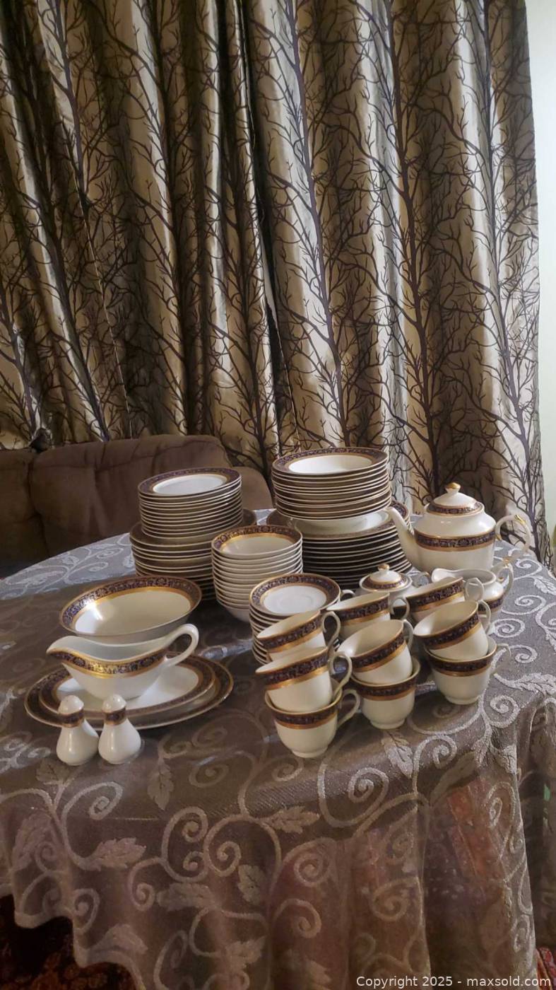 Royal Crown Chelsea 96-Piece China Set | Maxsold
