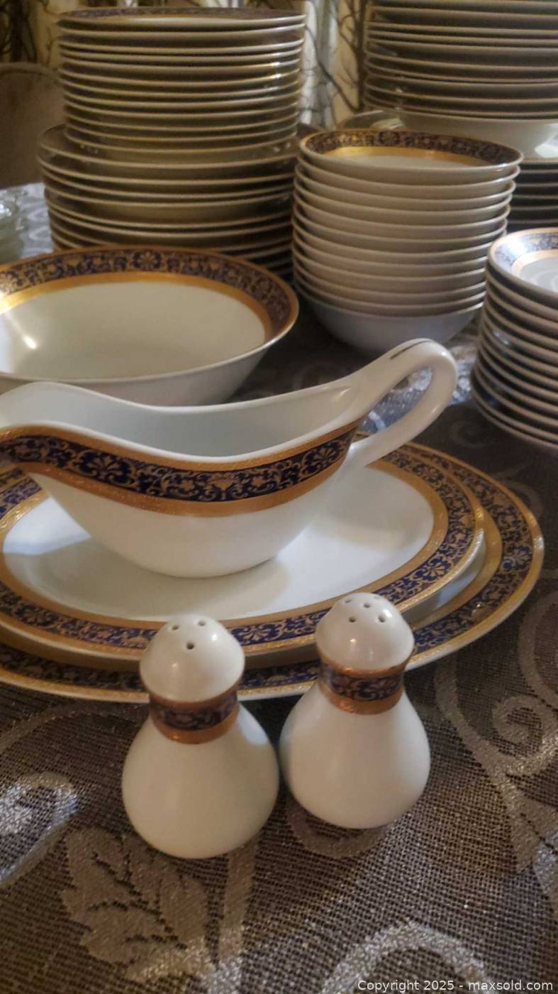 Royal Crown Chelsea 96-Piece China Set | Maxsold