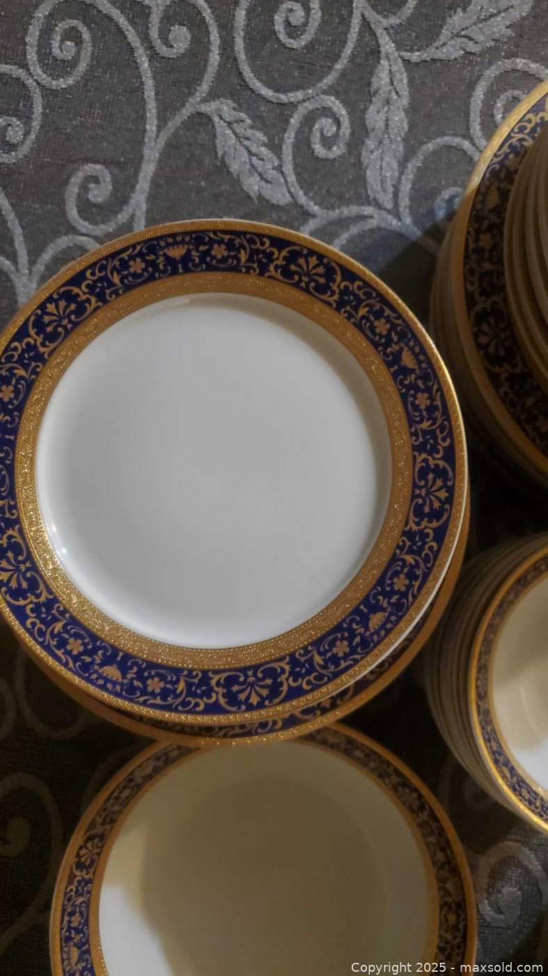 Royal Crown Chelsea 96-Piece China Set | Maxsold