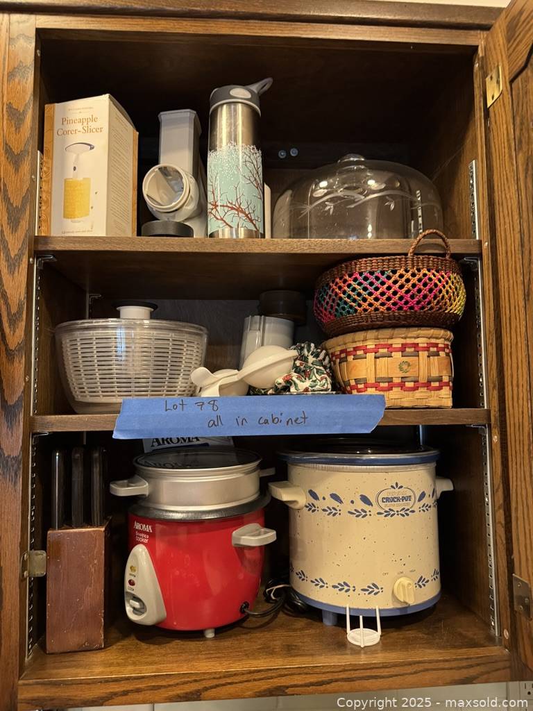 Kitchen small appliances, tools, baskets 12+ | Maxsold