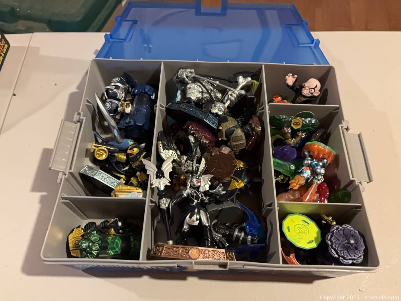 Skylanders figures and storage case | Maxsold