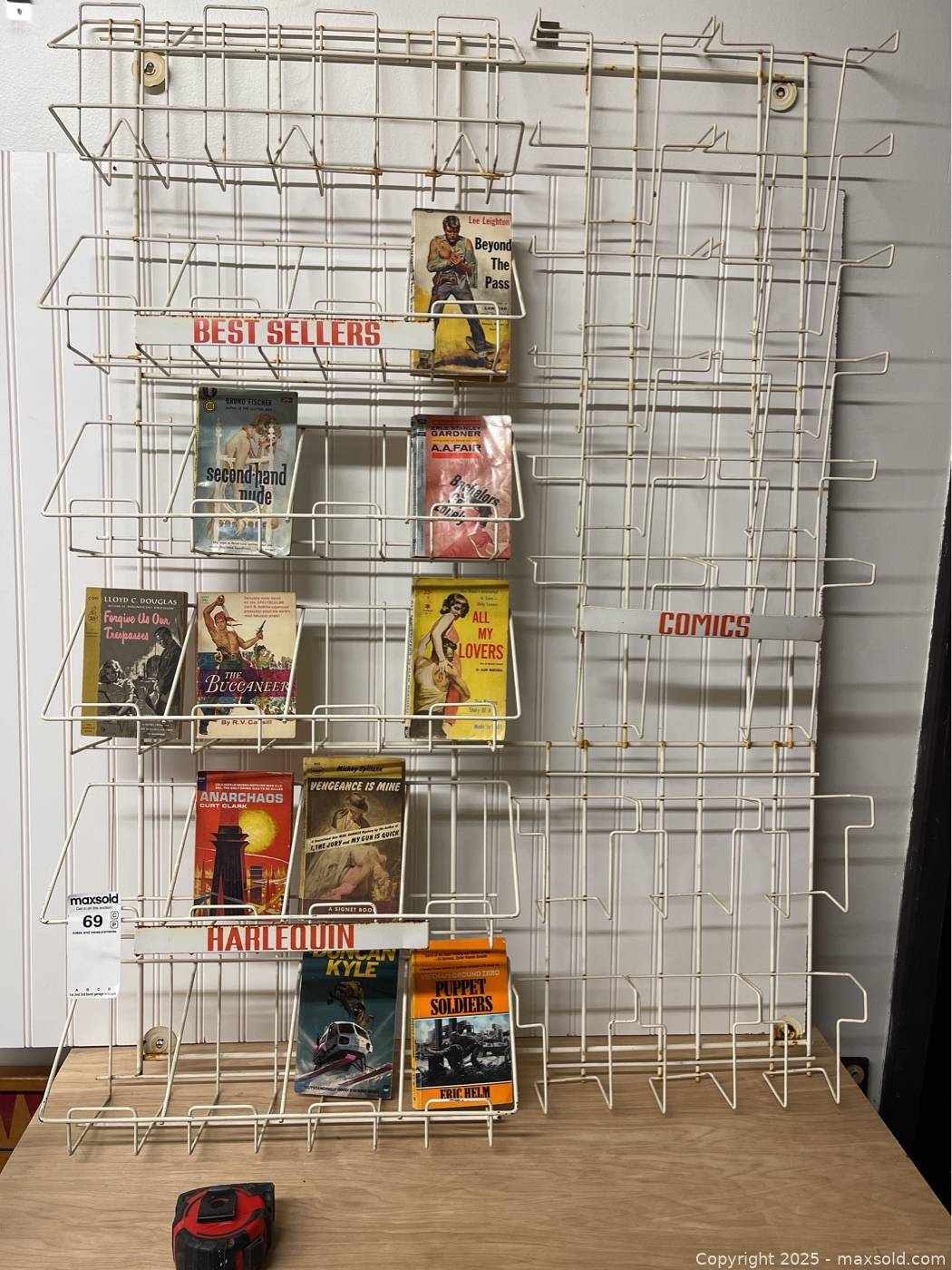 Vintage wire book & comic rack with 10 paperbacks | Maxsold
