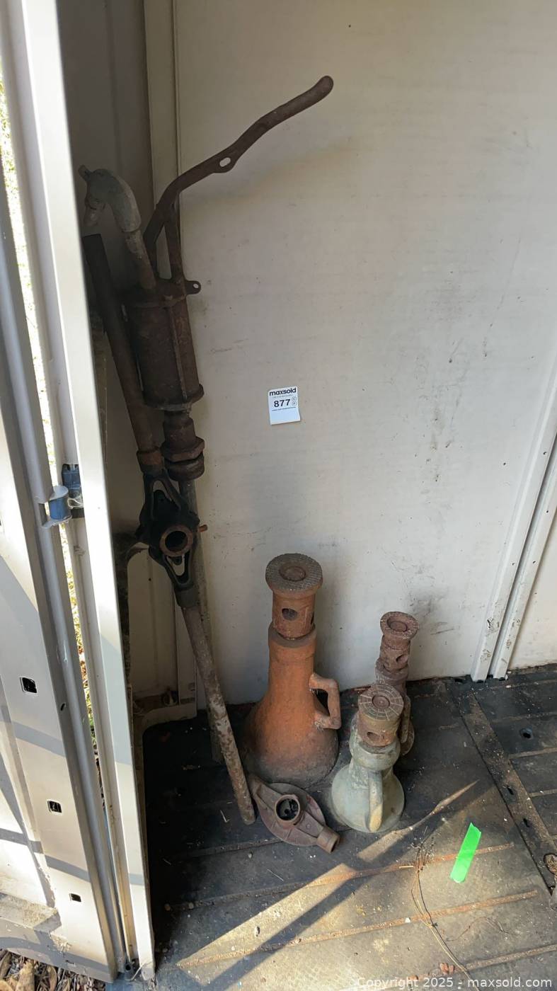 Three cast iron screw jacks with fitting | Maxsold