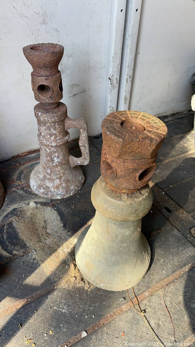 Three cast iron screw jacks with fitting | Maxsold