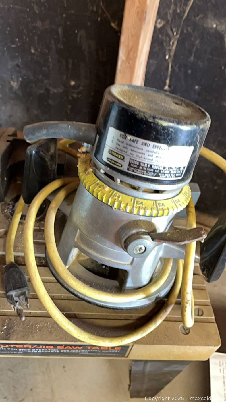 Stanley Jobmaster router with table and Mastercraft bit set | Maxsold