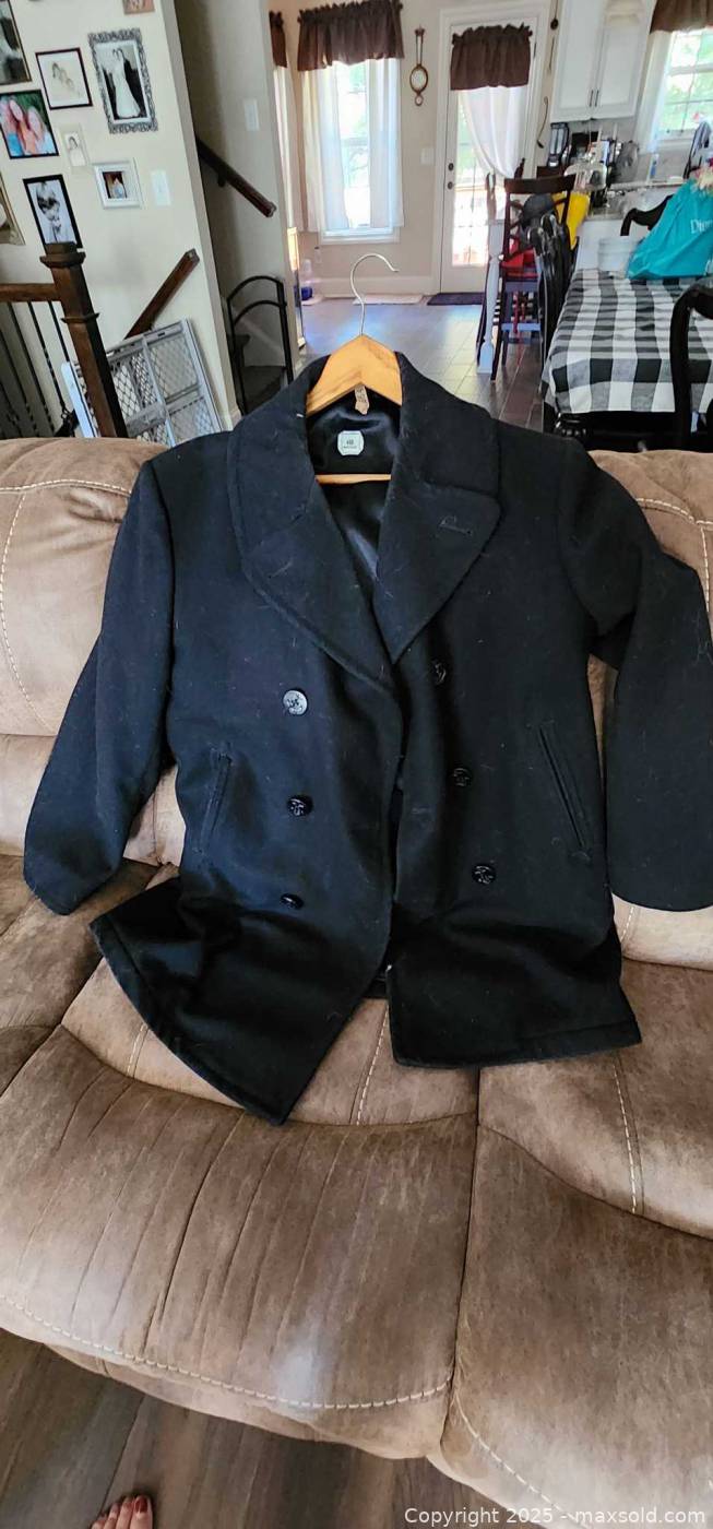 US Navy wool pea coat 44R | Maxsold
