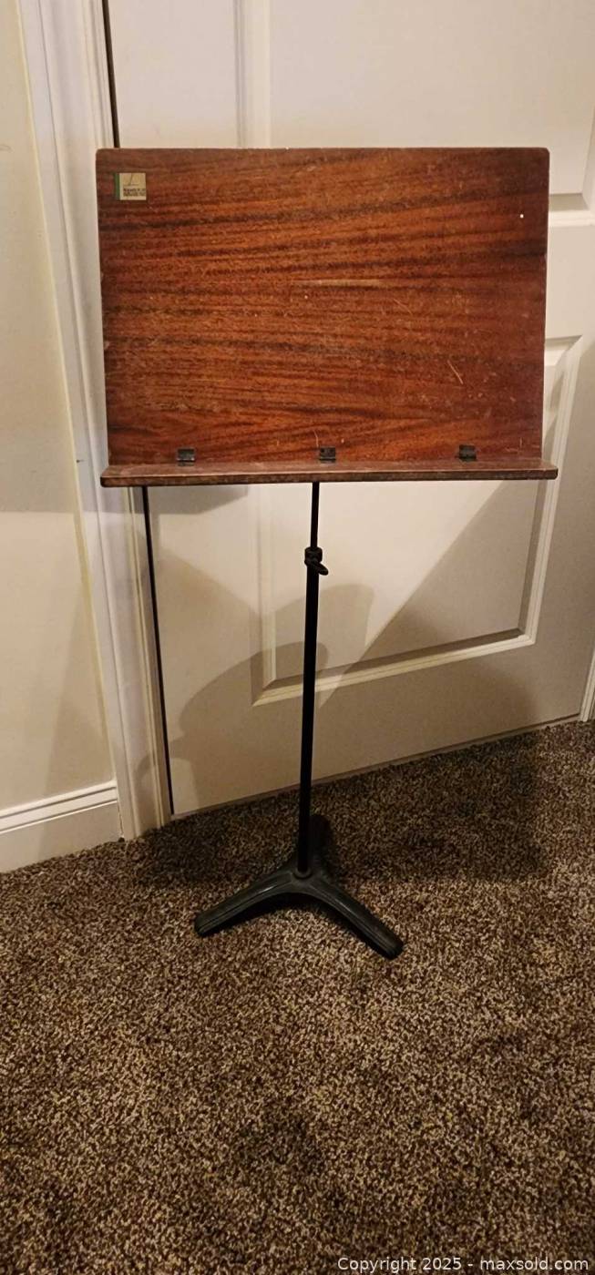 Hamilton wood music stand | Maxsold