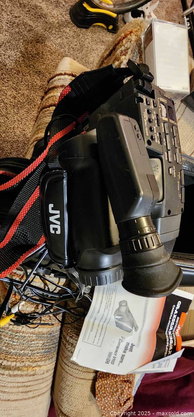 JVC GR-AX series Compact VHS camcorder kit | Maxsold