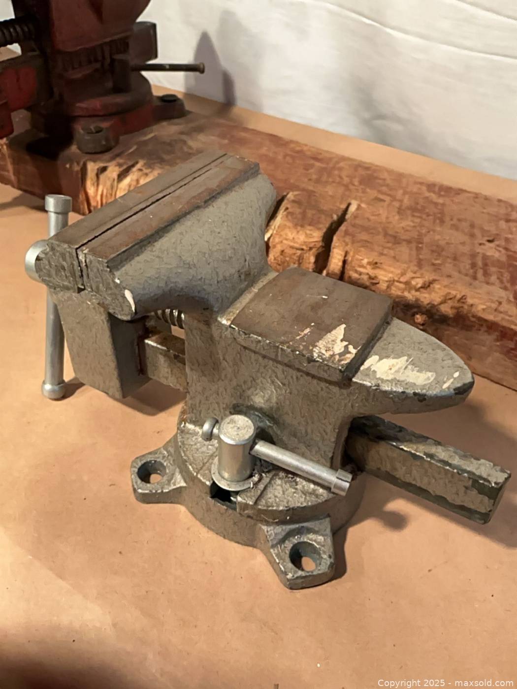 Columbian bench vise and grey bench vise | Maxsold
