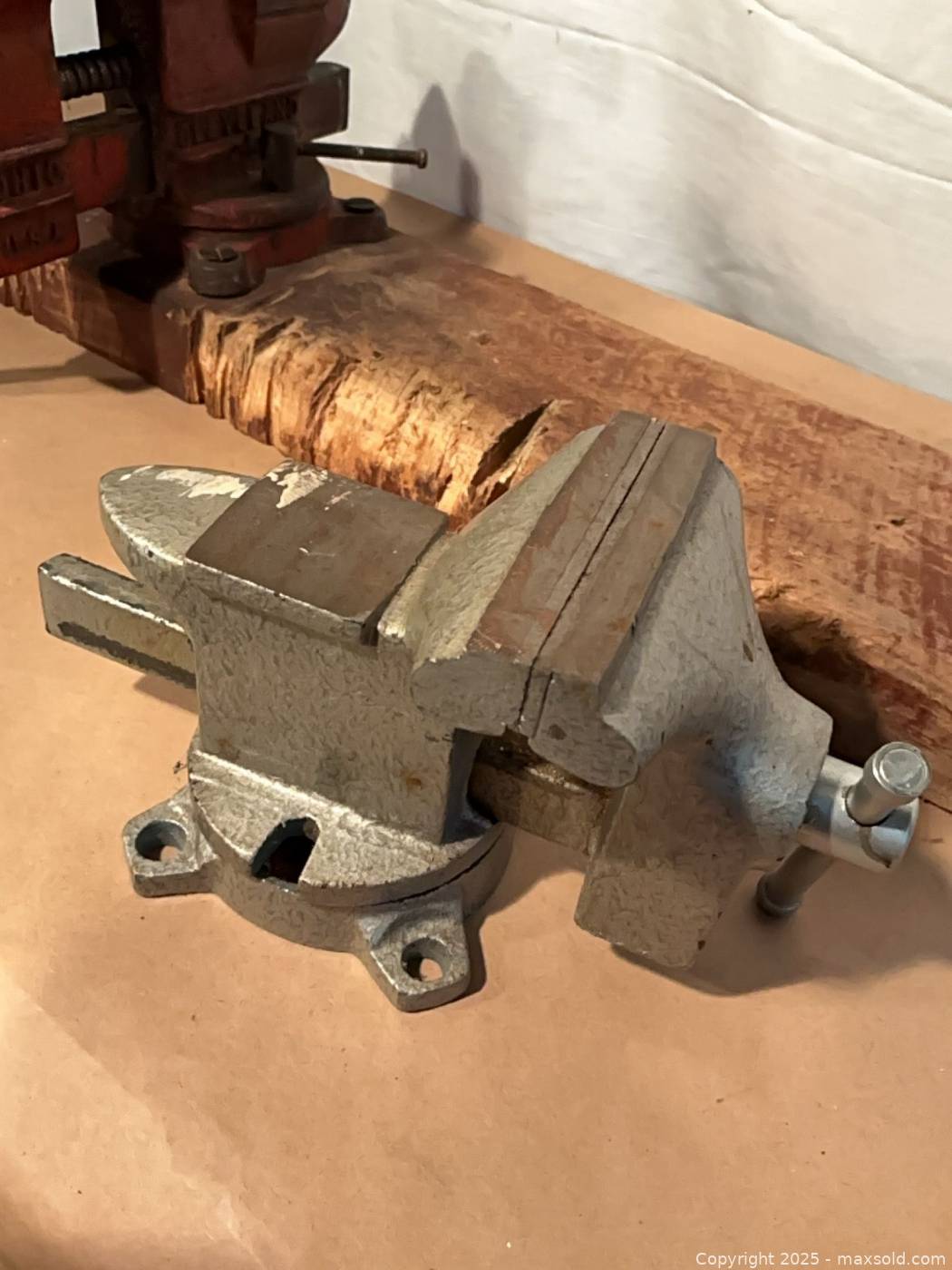 Columbian bench vise and grey bench vise | Maxsold