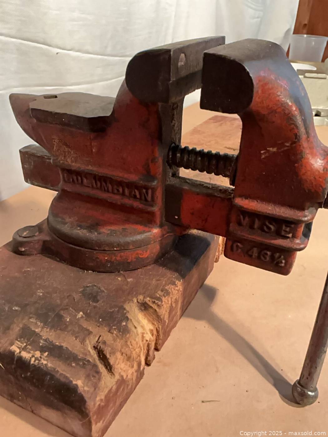 Columbian bench vise and grey bench vise | Maxsold